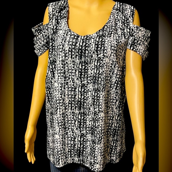 Apostrophe | Tops | Xl Black White Scoop Neck With Cut Out Sleeves And ...